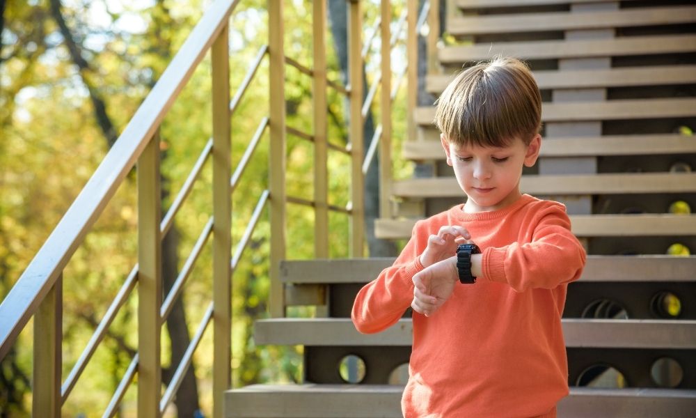 teach-your-kids-different-methods-to-signal-for-help-the-angel-watch